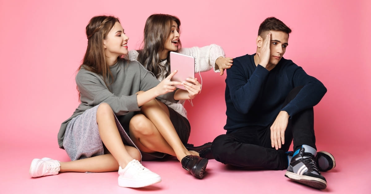 9 Ways To Try Loyalty Test On Boyfriend [Pranks, Quiz & More]