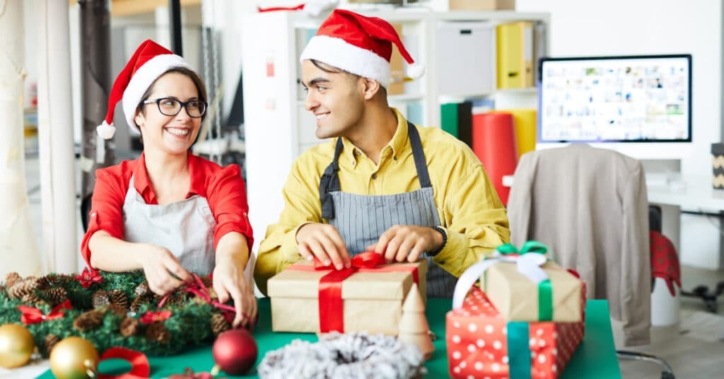 95 Christmas Messages For Colleagues [Greetings To Bond With Coworkers]