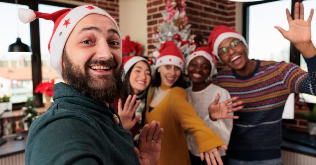 95 Christmas Messages For Colleagues [Greetings To Bond With Coworkers]